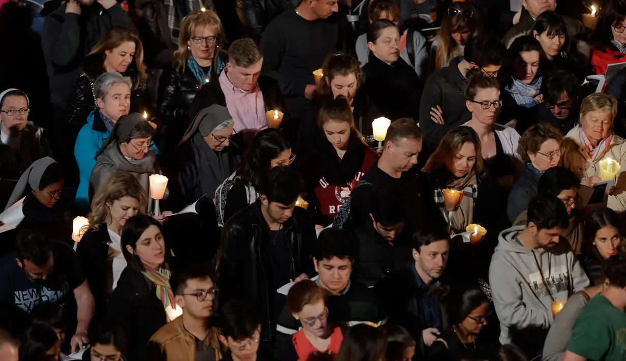 FOTO: Paus Fransiskus Pimpin Jalan Salib Jumat Agung di Colosseum ...