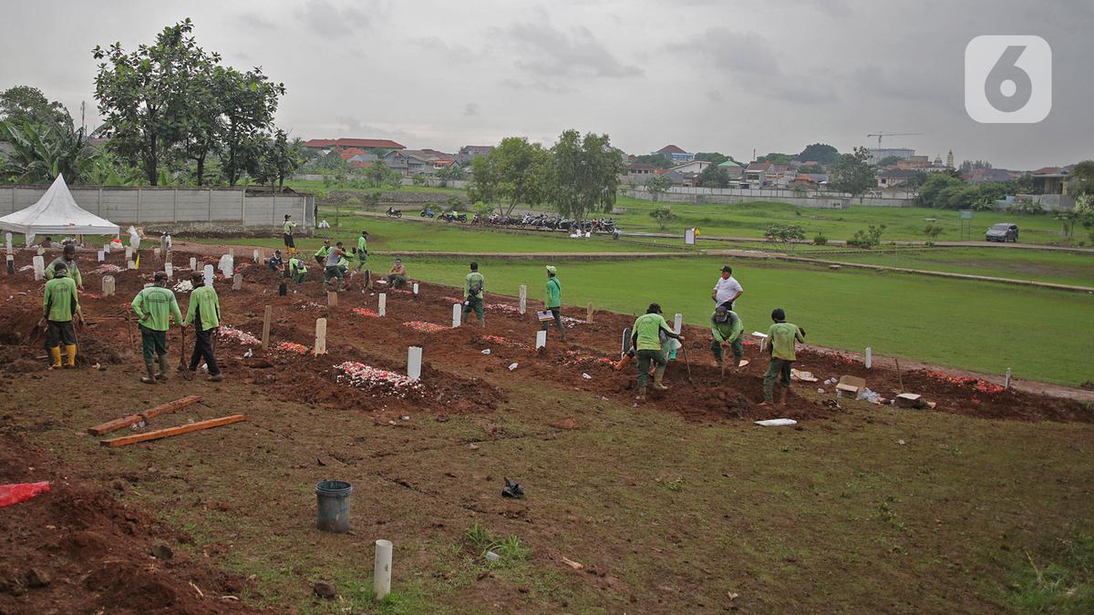 FOTO: Baru Empat Hari, 126 Jenazah COVID-19 Dimakamkan di TPU Bambu ...
