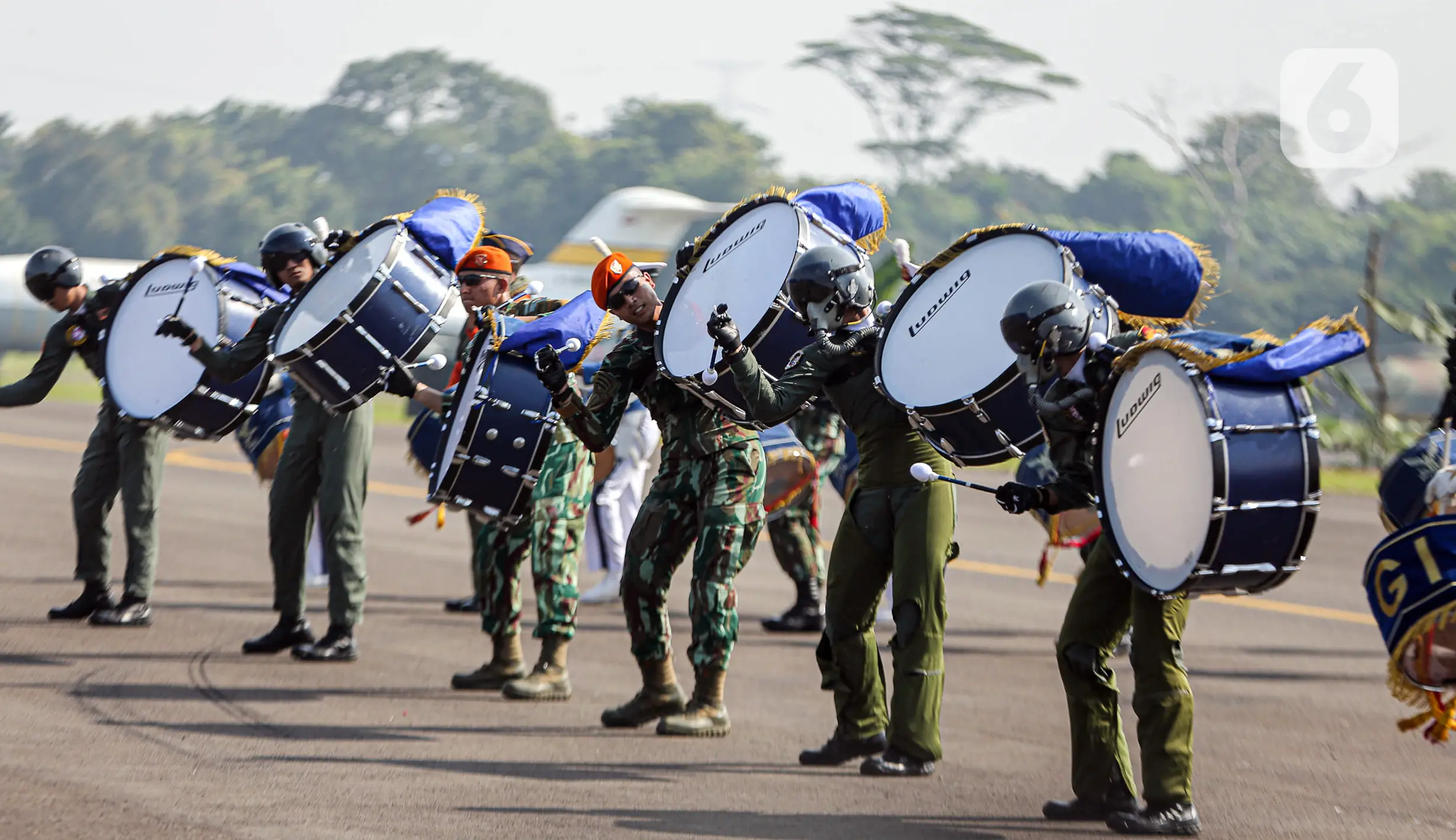 Aksi Defile Pasukan dalam HUT ke-77 TNI AU - Foto Liputan6.com