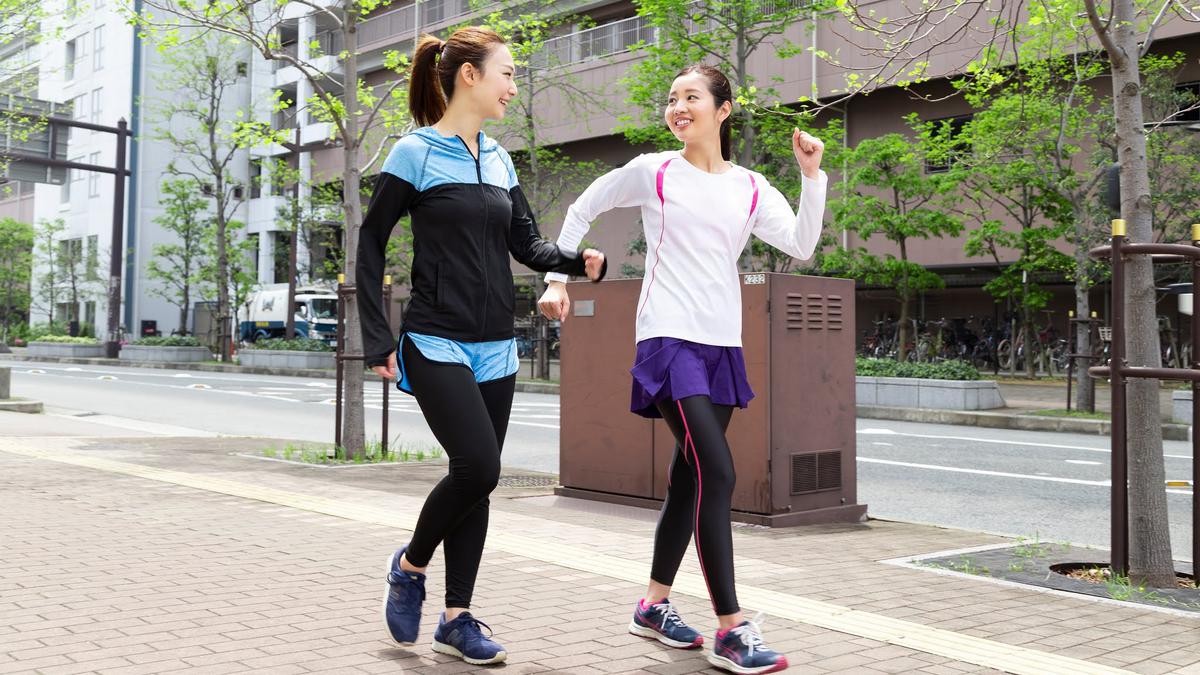 5 Cara Membakar Lemak Lebih Banyak saat Jalan Kaki