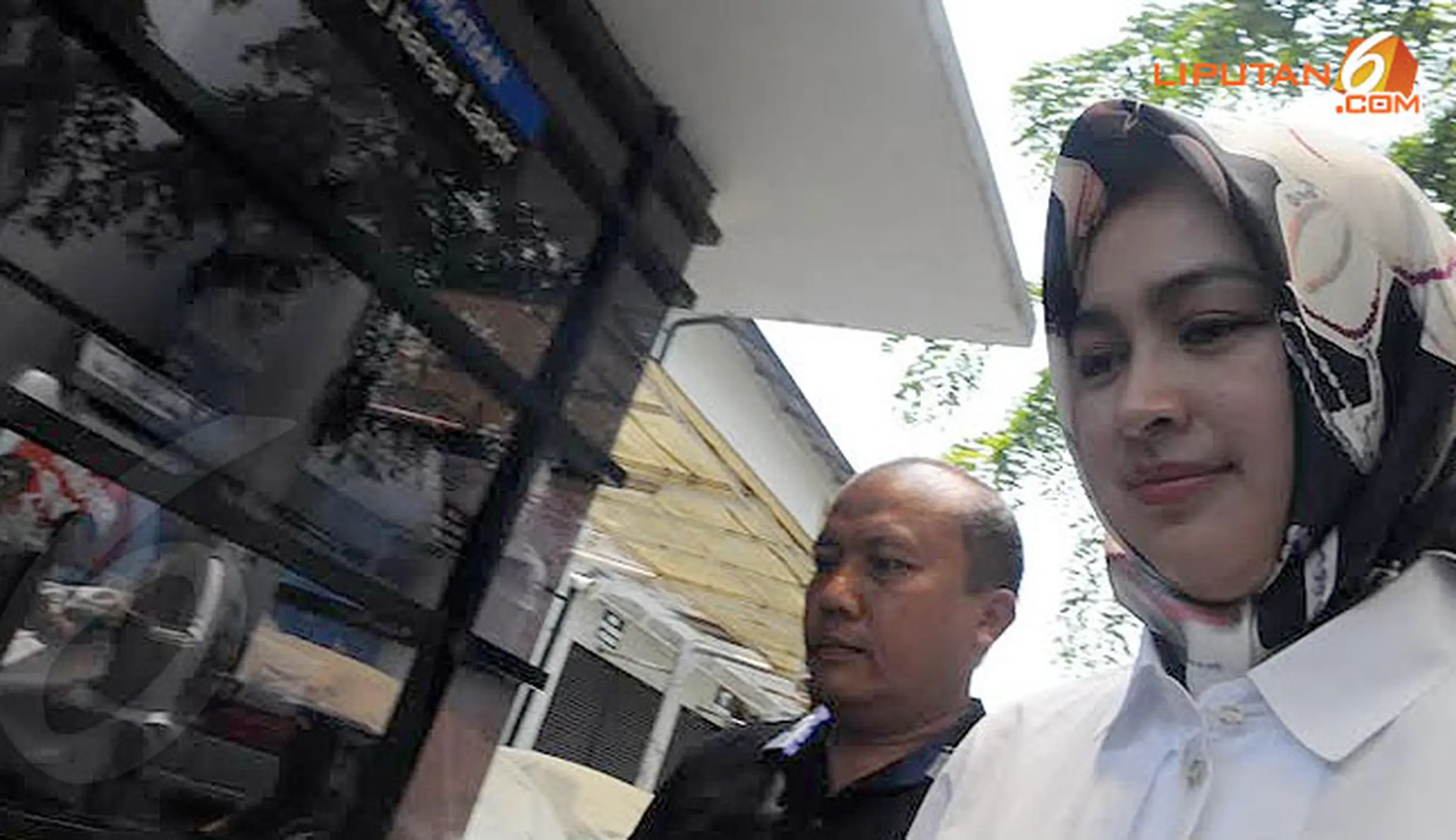 [FOTO] Tumben, Airin Jenguk Suami Sebentar, Ada Apa? - Foto Liputan6.com