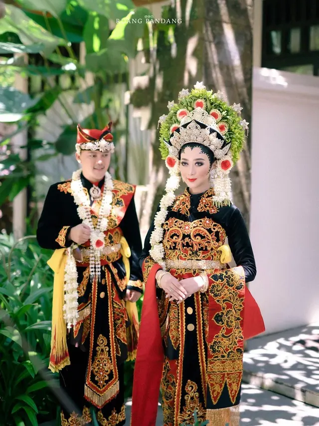 5 Potret Danang DA dan Nura Pakai Baju Adat Suku Osing, Menawan - Hot ...