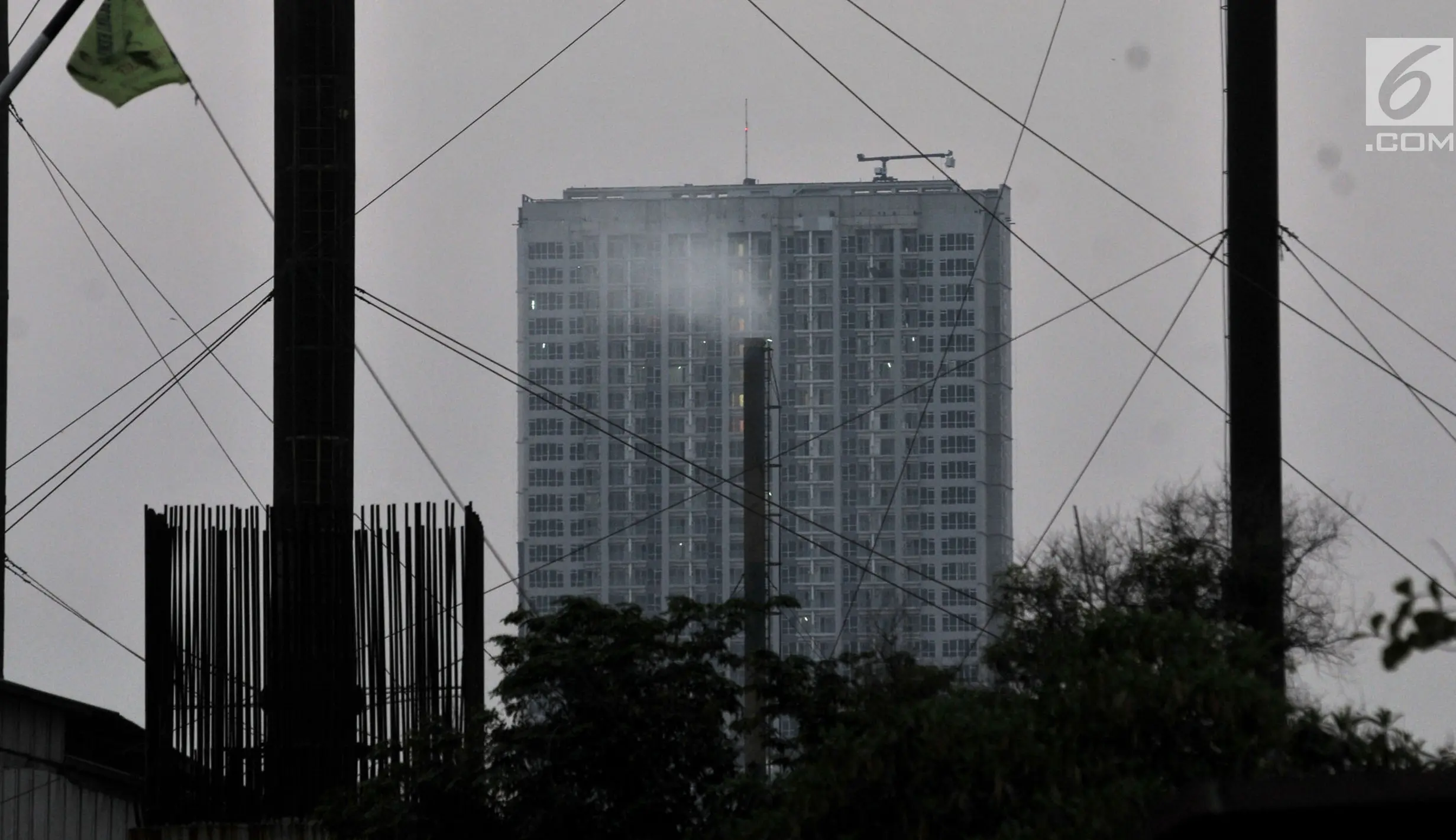 FOTO: Asap Buangan Pabrik Perburuk Kualitas Udara di Ibu Kota - Foto ...