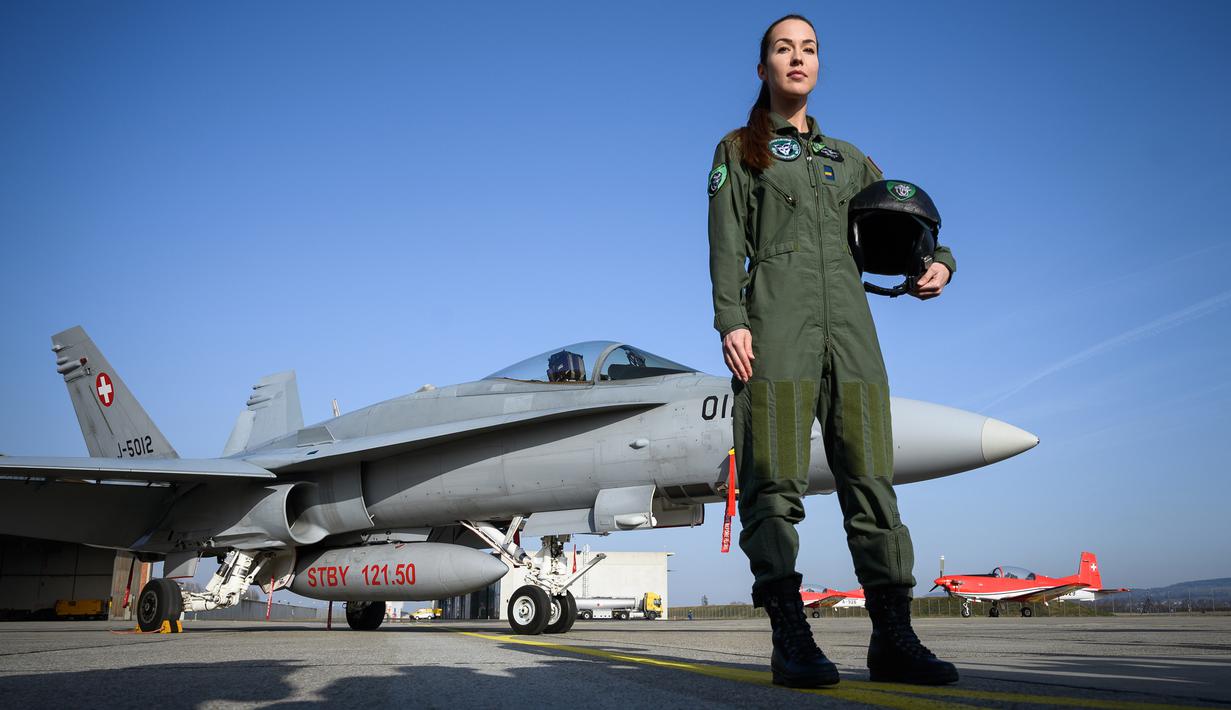 FOTO: Mengenal Fanny Chollet, Pilot Jet Tempur Cantik Asal Swiss - Foto ...