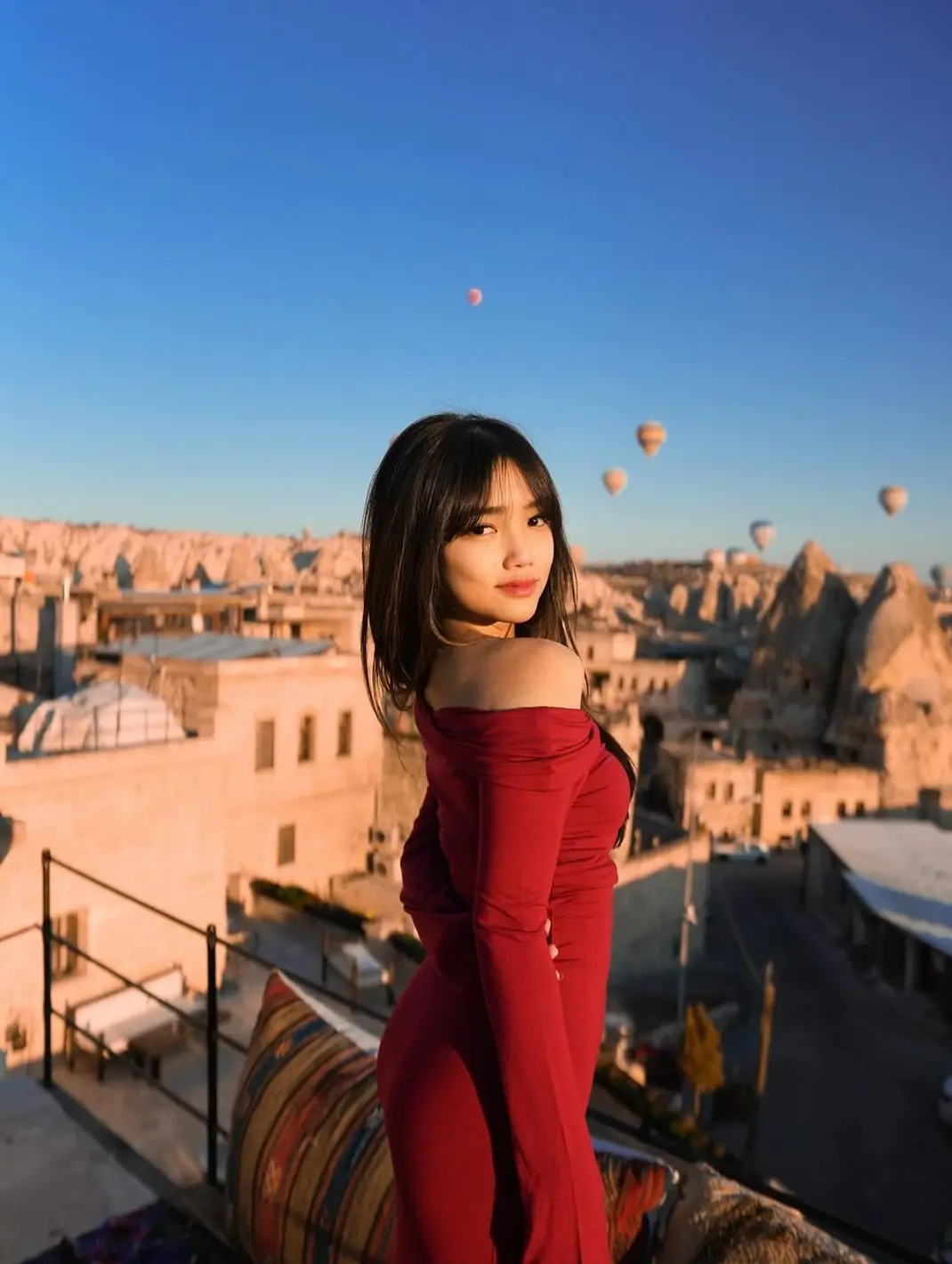 Lady in Red, 6 Gaya Fuji dalam Balutan Gaun Merah Merona saat Liburan ...