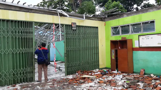 Sekolah Rusak Berat Akibat Hujan, Siswa SDN Cirimekar 02 Cibinong Belajar di Tenda Darurat ...