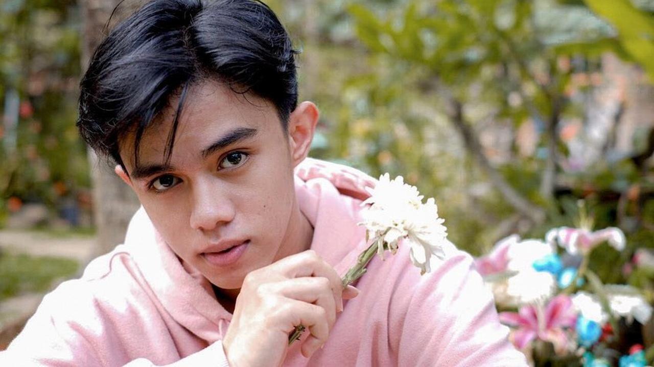 Gantikan Rey Mbayang Bawakan Lagu Galau, Ini 6 Potret Ravil Ravv