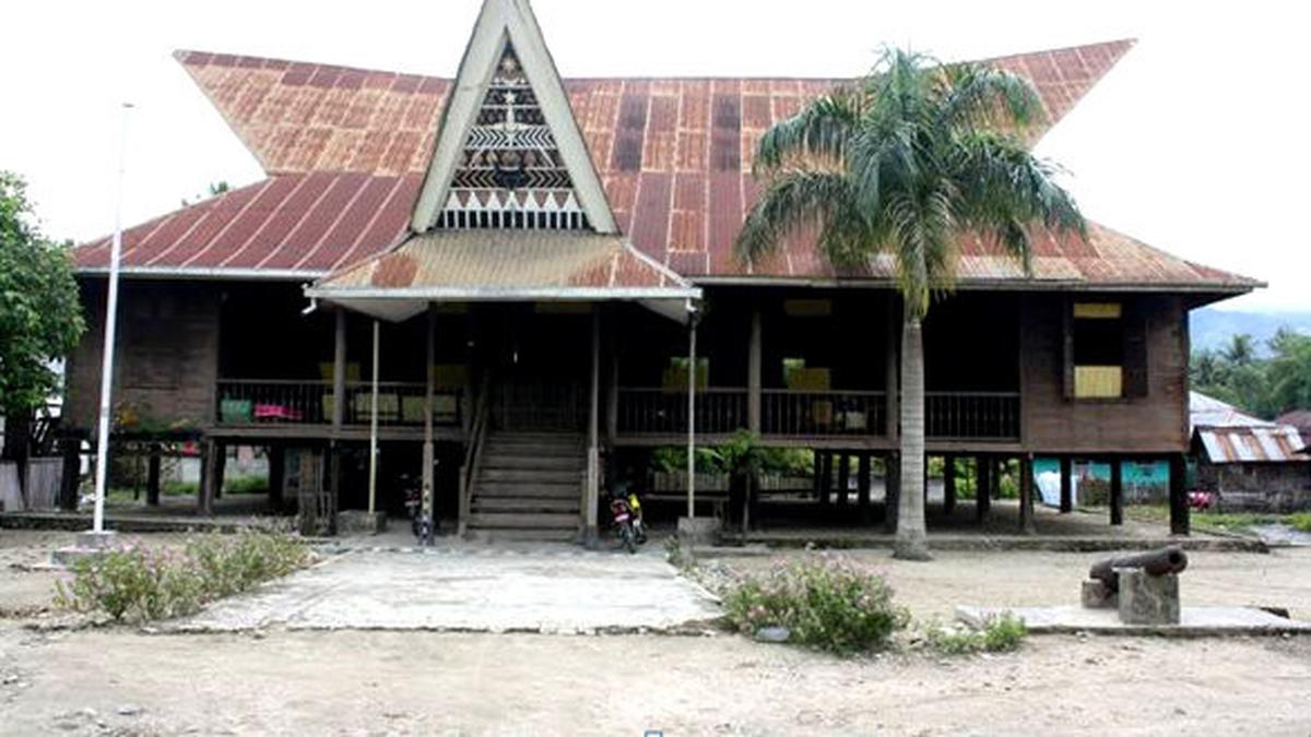 Mengenal Bangunan Bagas Godang Suku Mandailing, Disangga Tiang ...