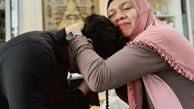 6 Potret Atta Halilintar dan Aurel Hermansyah Pamit Berangkat Haji: Ya Allah, Kami Datang ke ...