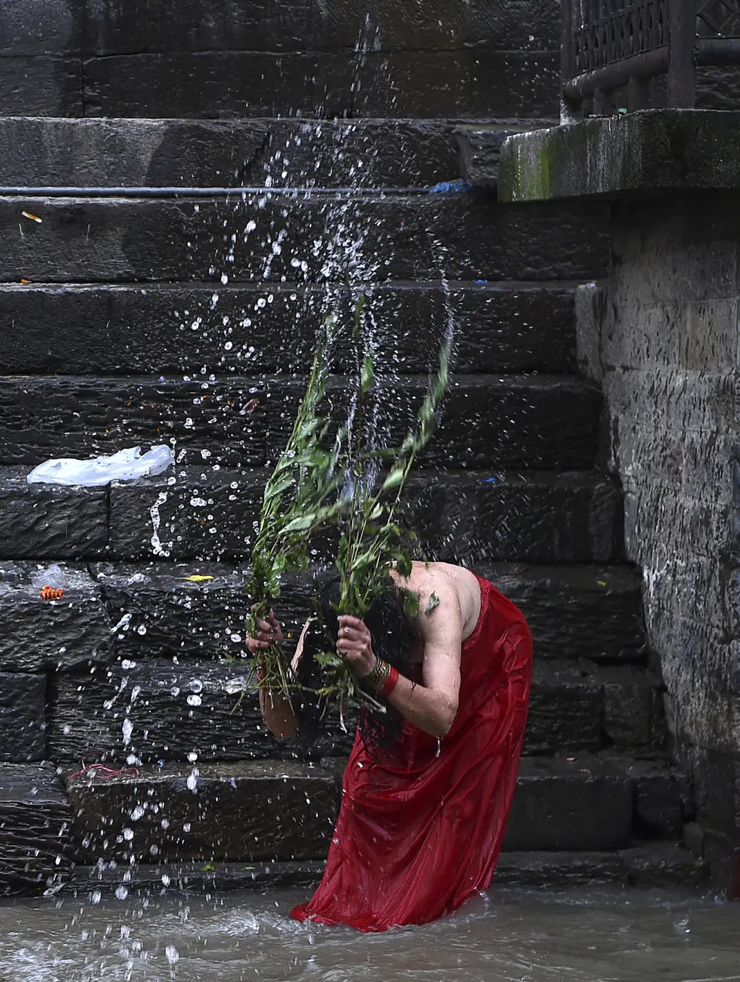 FOTO: Intip Para Wanita Nepal Mandi Suci Selama Festival Rishi Panchami ...