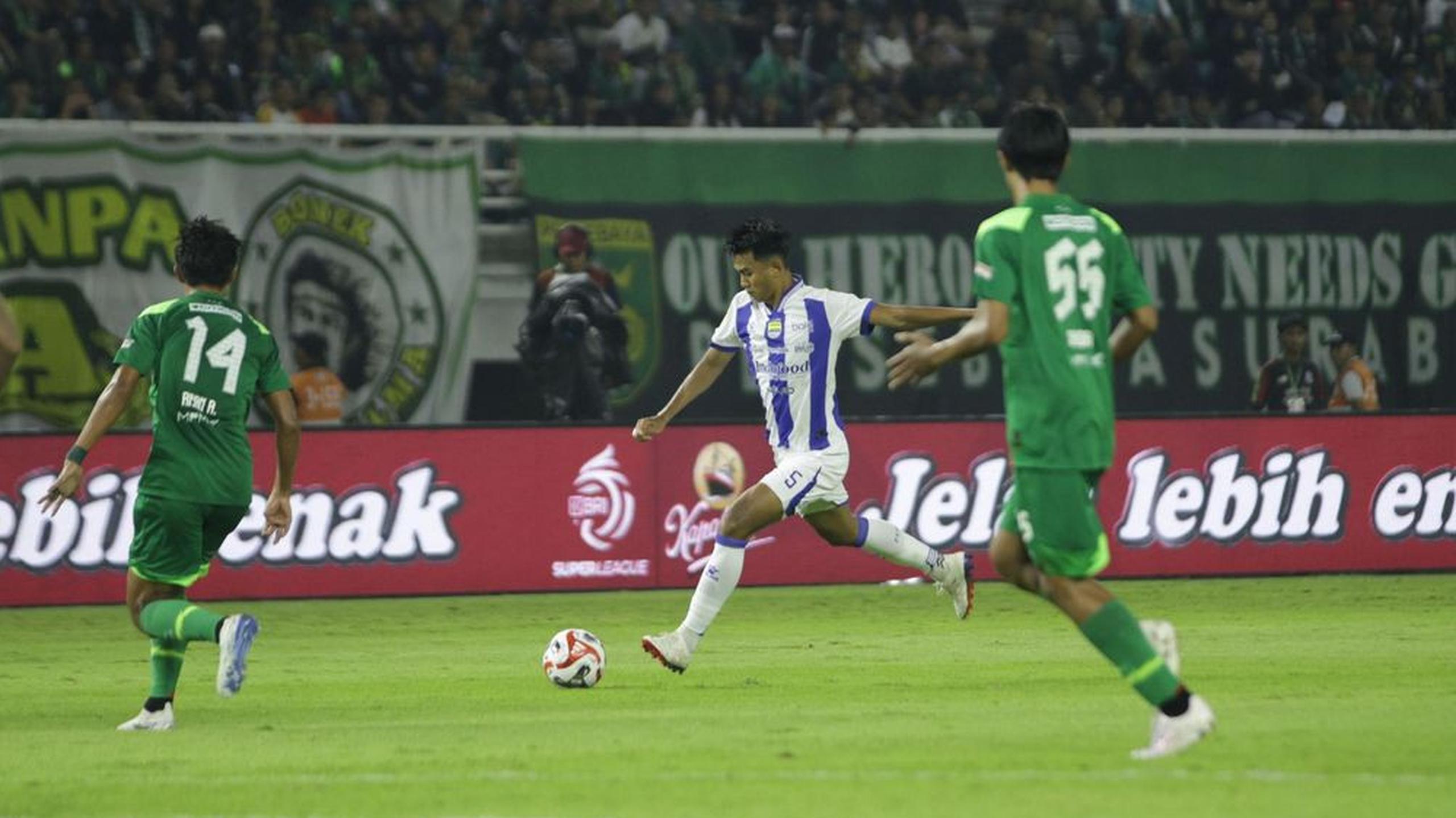 Hasil Persebaya vs Persib Bandung: Pangeran Biru Terpeleset di GBT