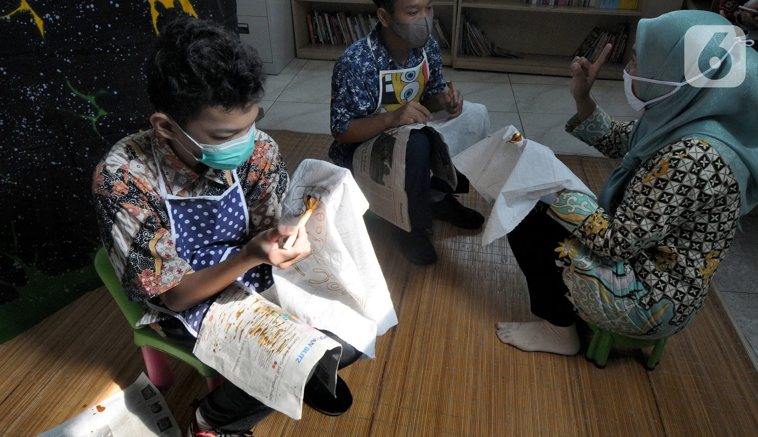 FOTO: Hari Batik Nasional, Anak Berkebutuhan Khusus Belajar Membatik ...