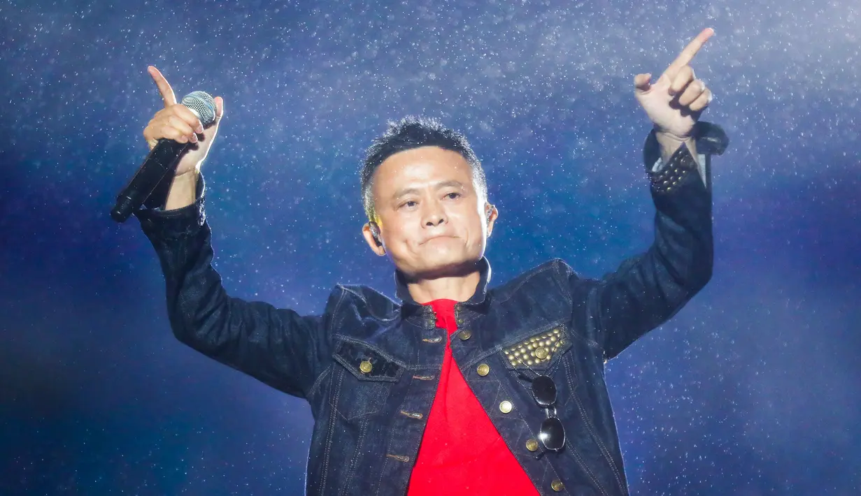 PHOTO: Tampil Santai, Jack Ma Sumbang Suara di Festival Musik Yunqi ...