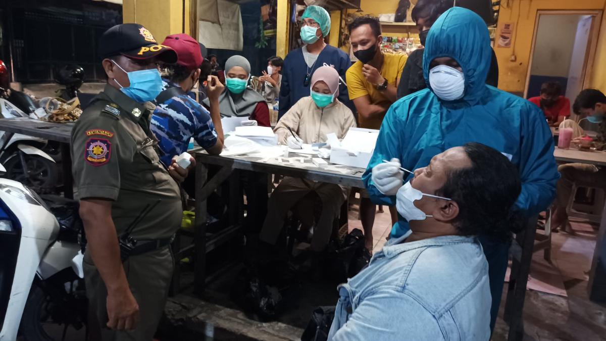 Covid-19 Melonjak, Swab Hunter Gencarkan Razia Prokes di 31 Kecamatan ...