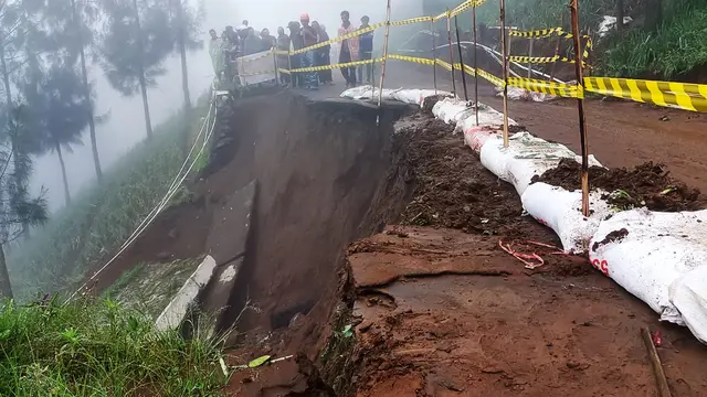 Talud Longsor, Separuh Jalan Desa Argosari Lumajang Ambrol Tergerus ...