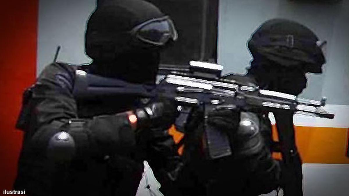 Warga: Polisi Berpakaian Preman Bilang, Akan Ada Penggerebekan - News ...