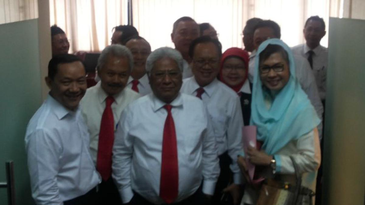 Muhammad Husen Gantikan Karen Agustiawan Pimpin Pertamina - Bisnis ...