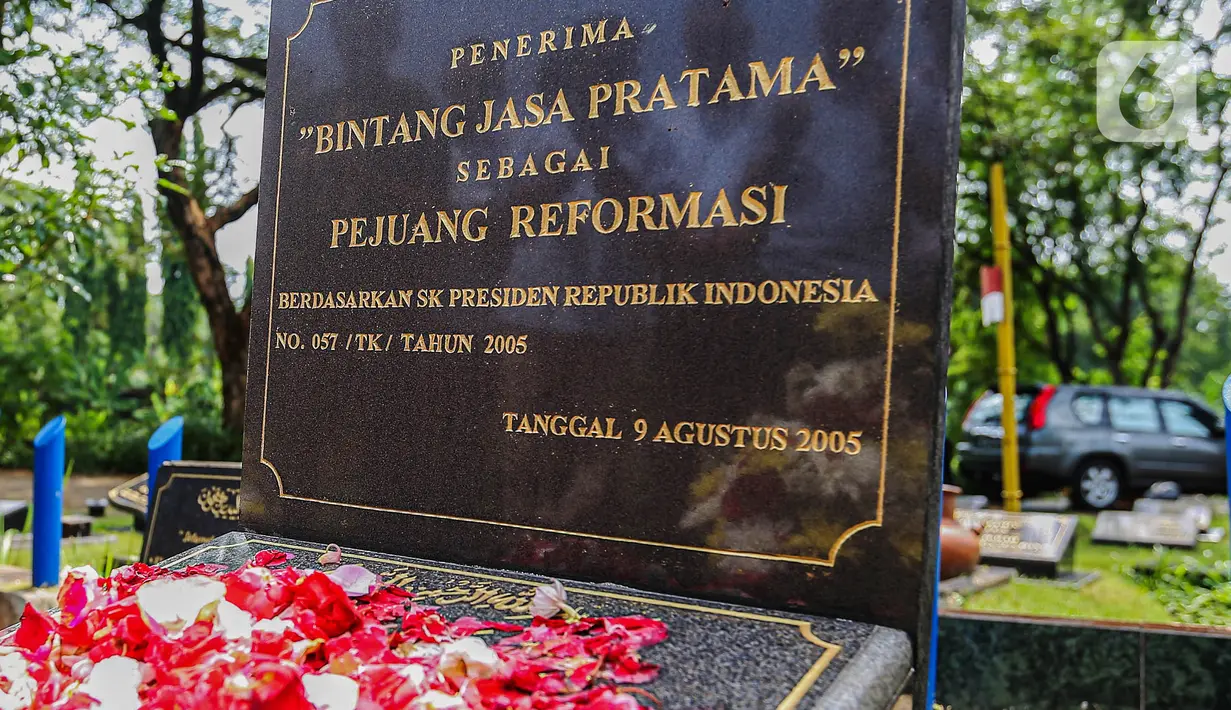 Ziarah Makam Pejuang Reformasi Peringati Tragedi 12 Mei 1998 - Foto ...