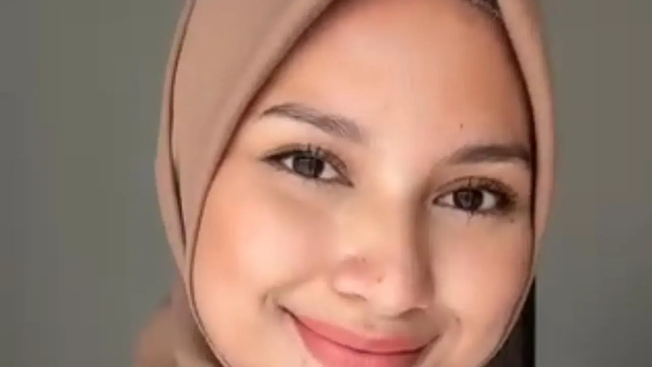 7 Potret Indah Permatasari Tampil Berhijab, Aura Kecantikan Makin ...