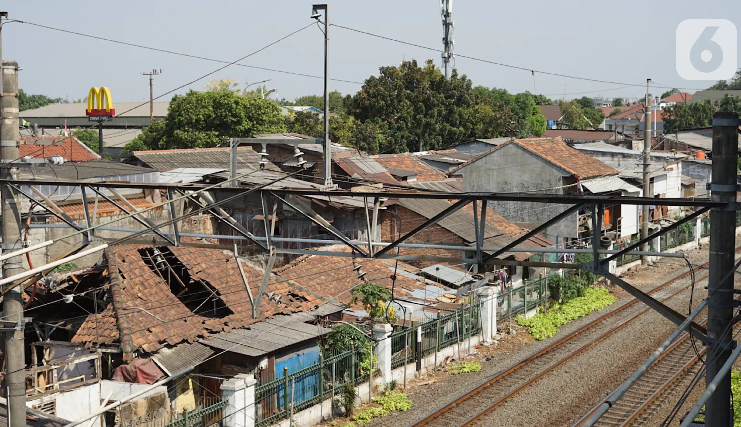 FOTO: Bantaran Rel Kawasan Lenteng Agung dan Tebet Akan Ditata - Foto ...