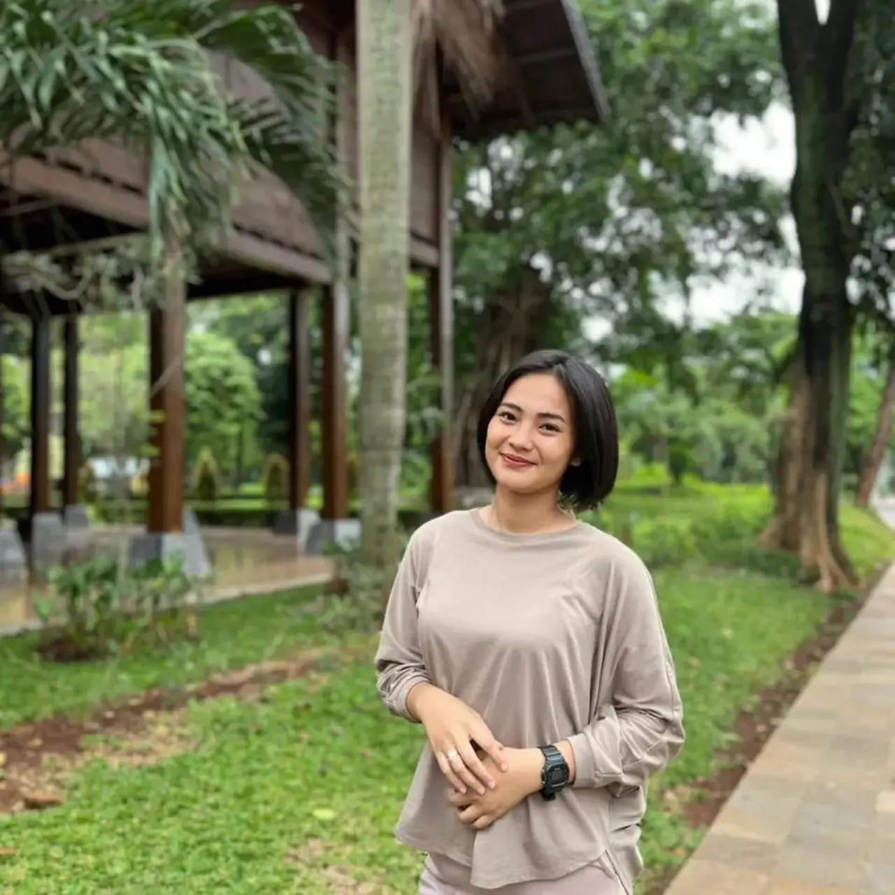 6 Potret Terbaru Aisyah Rahmawati, Pembawa Baki Upacara Penurunan Bendera HUT ke-74 RI - Hot ...