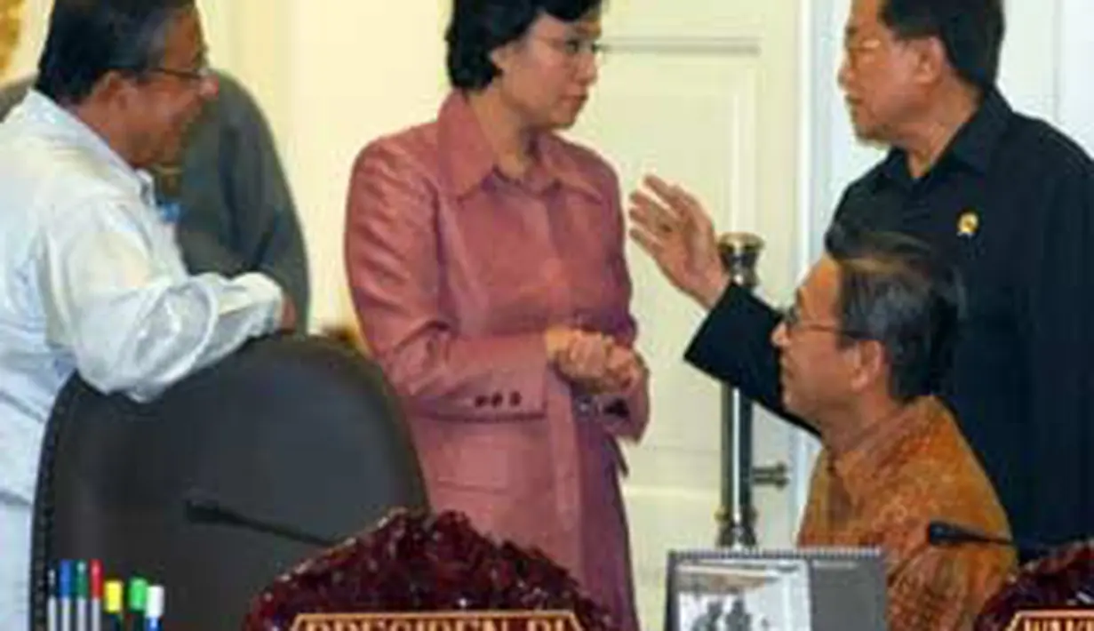 Wapres Boediono (kanan), Pjs. Gubernur BI Darmin Nasution (kiri ...