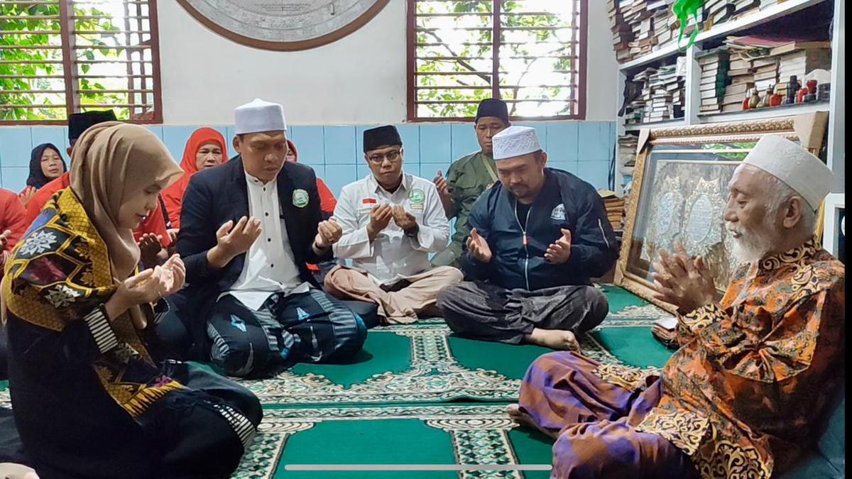 Siti Atikoh Ganjar Temui Abuya Muhtadi, Didoakan dan Diberi Nasihat ...