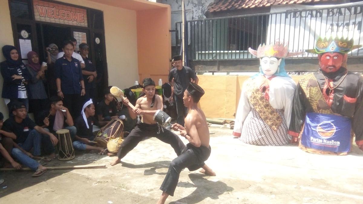 Daftar ke KPUD, Nasdem Kota Serang Bawa Debus dan Ondel-Ondel - News ...