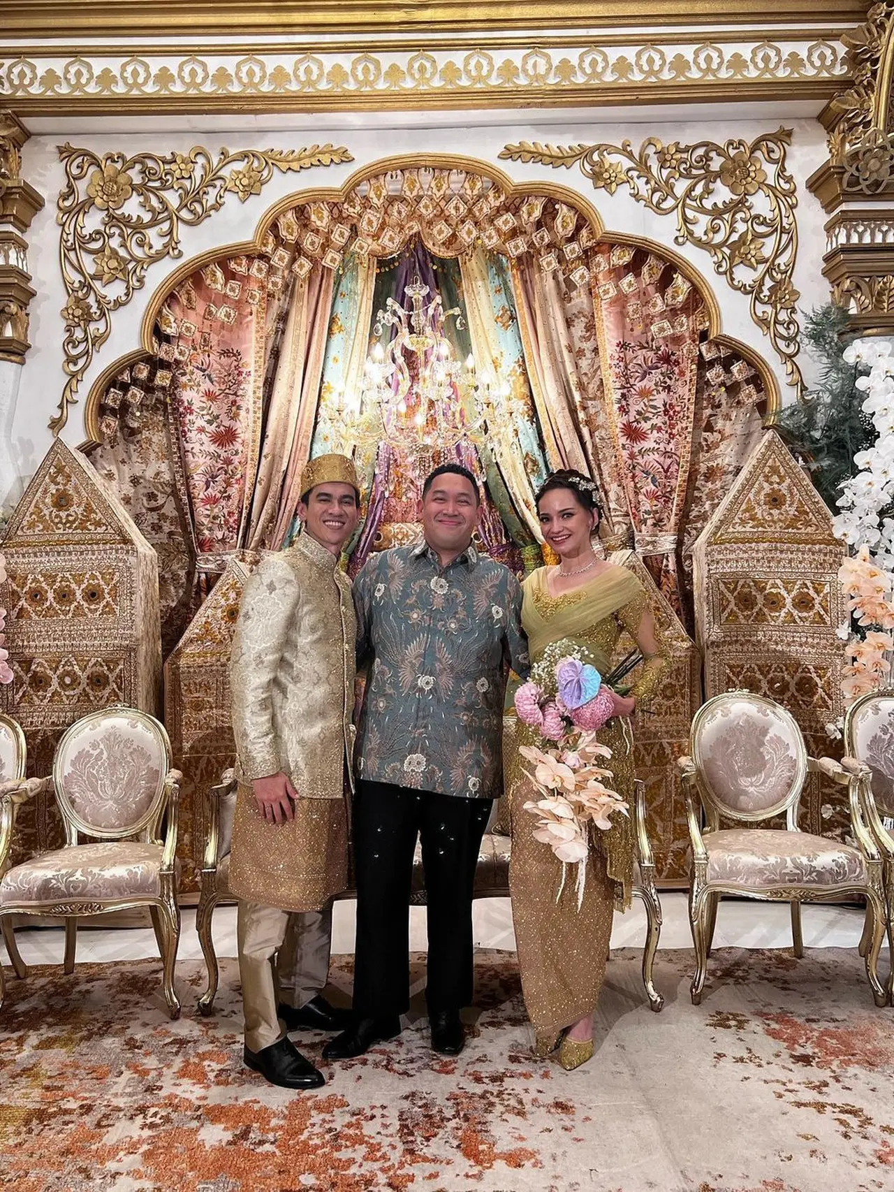 Nuansa Mewah di Busana Pengantin Kedua Enzy Storia dan Maulana Kasetra ...