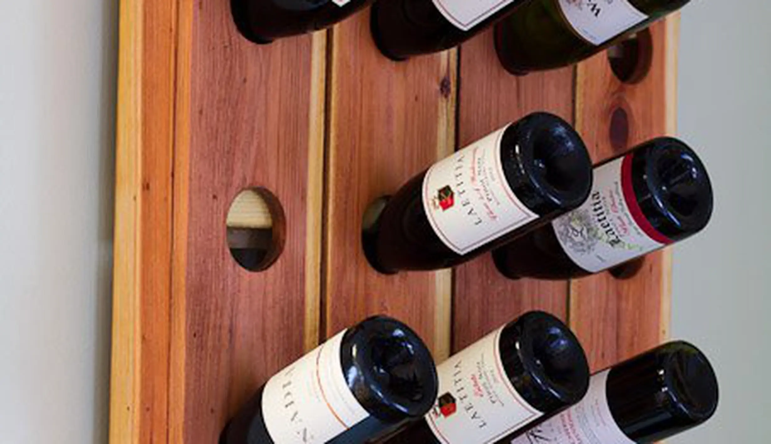 10 Ide Rak Botol Yang Seru dan Mudah Dibuat Di Rumah - Photo Fimela.com