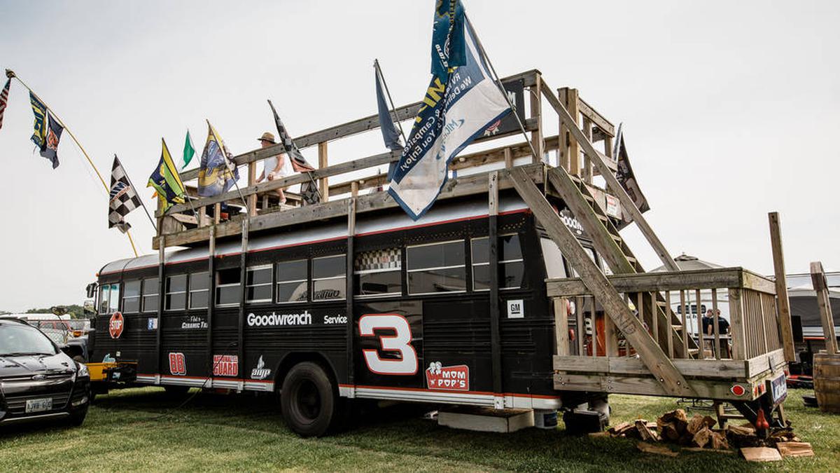 Tur Rumah Berjalan Fans NASCAR: Bangun Tribun Penonton di Atap - Bola ...