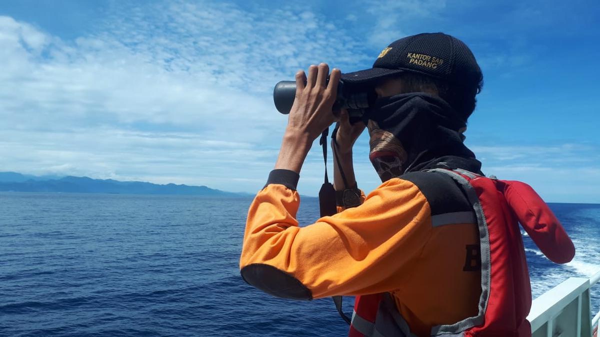 Penantian Keluarga 3 Korban Hilang Kapal Karam di Padang - Regional ...