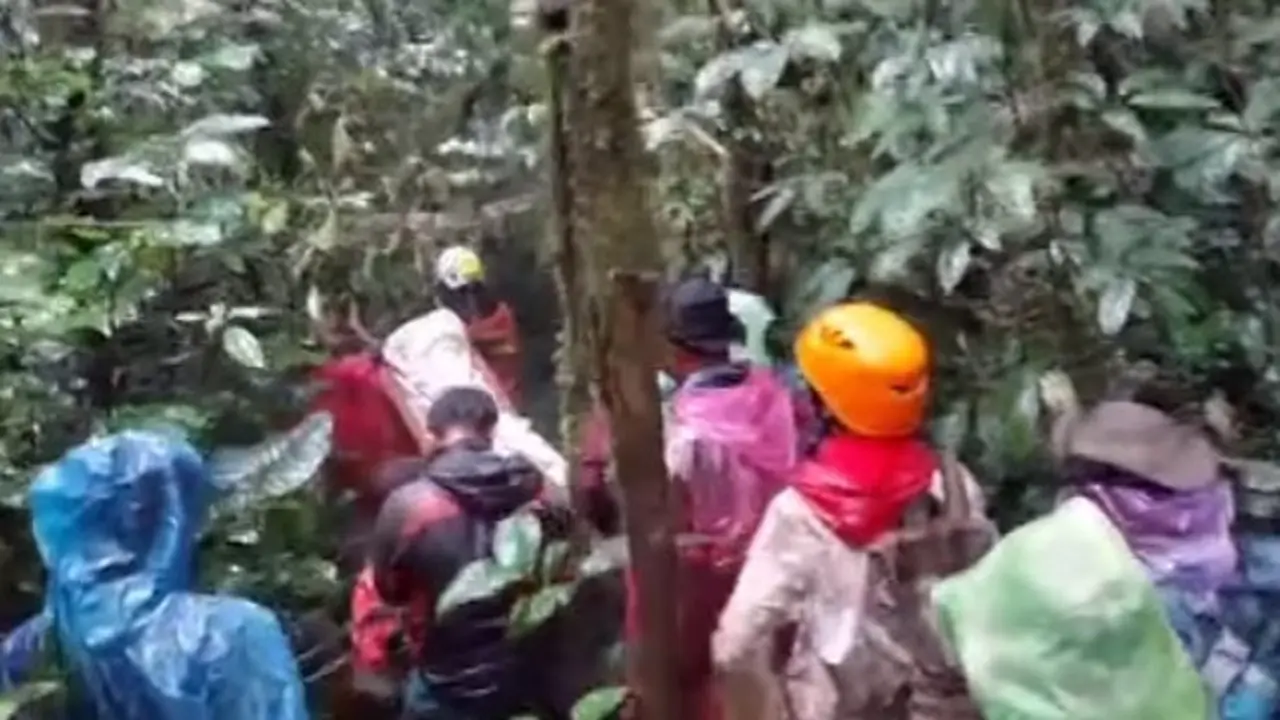 Aksi Heroik Tim Sar Di Gunung Kerinci Tempuh 10 Jam Untuk Selamatkan