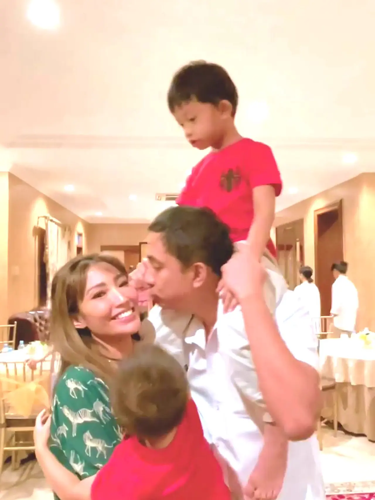 7 Kebersamaan Ayu Dewi dan Regi Datau di Acara Ultah Anak, Jadi Sorotan ...