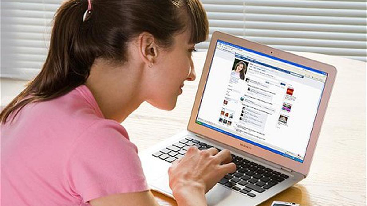 5 Hal Gila yang Dilakukan Cewek di Facebook