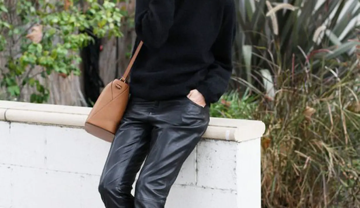 7 Pilihan Gaya Kece dan Super Stylish Dengan Sweater Hitam - Photo ...