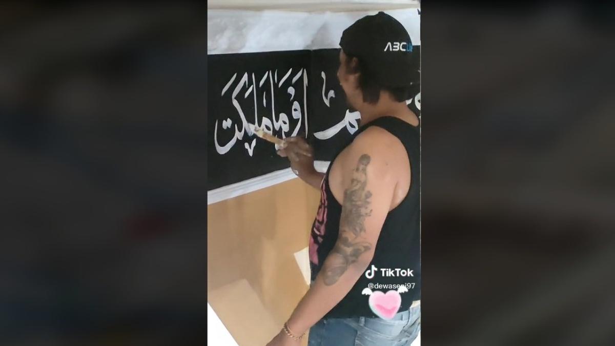 Masya Allah Pria Bertato Ini Jago Bikin Kaligrafi, Karyanya Tuai Pujian