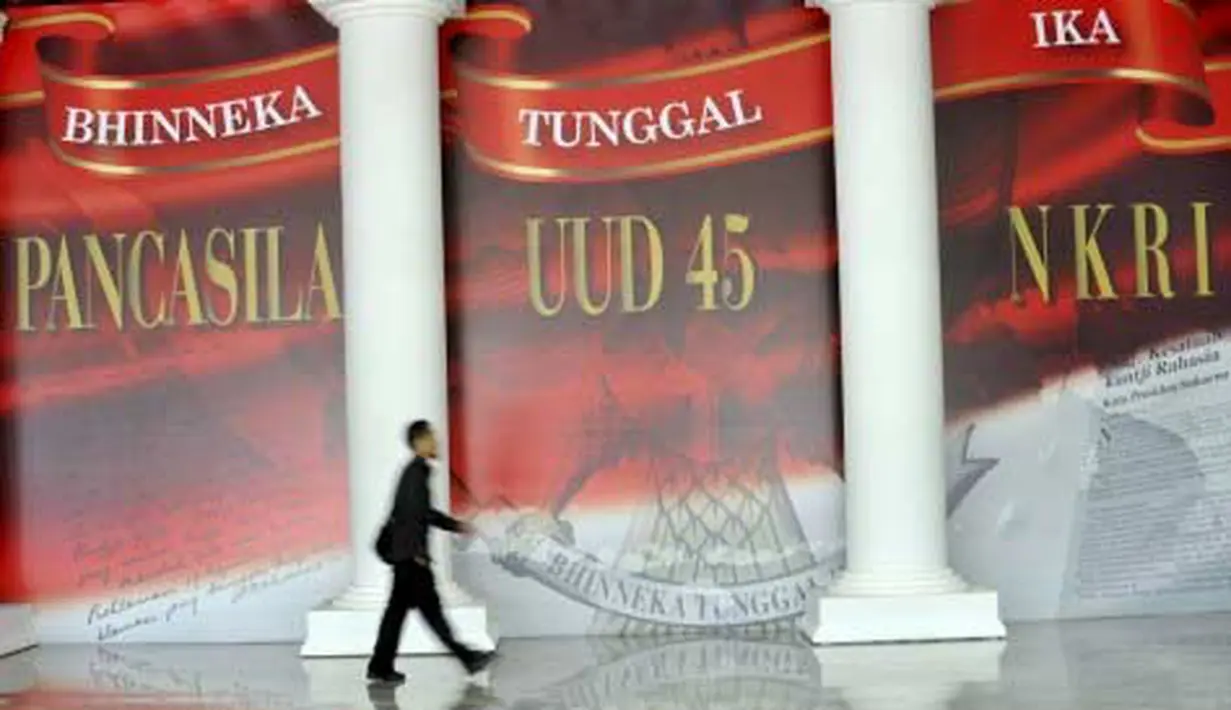 Banner empat pilar kebangsaan di Kompleks Parlemen Senayan, Jakarta ...