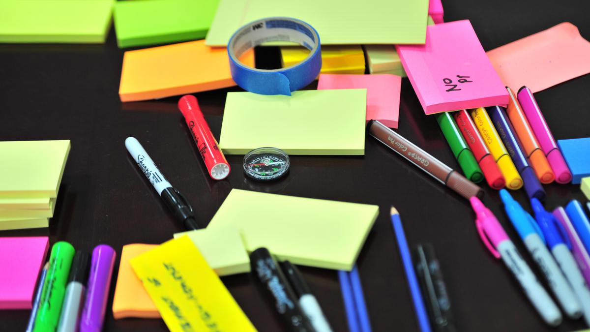 Meja Kerja Banyak Sticky Notes, Seperti Ini Kepribadianmu!
