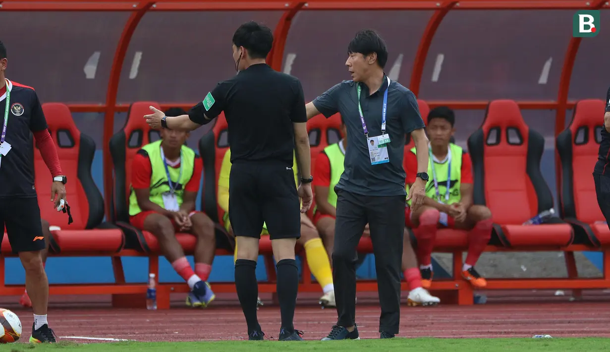 Foto: Ekspresi Coach Shin Tae-yong yang Kesal dengan Keputusan Wasit ...
