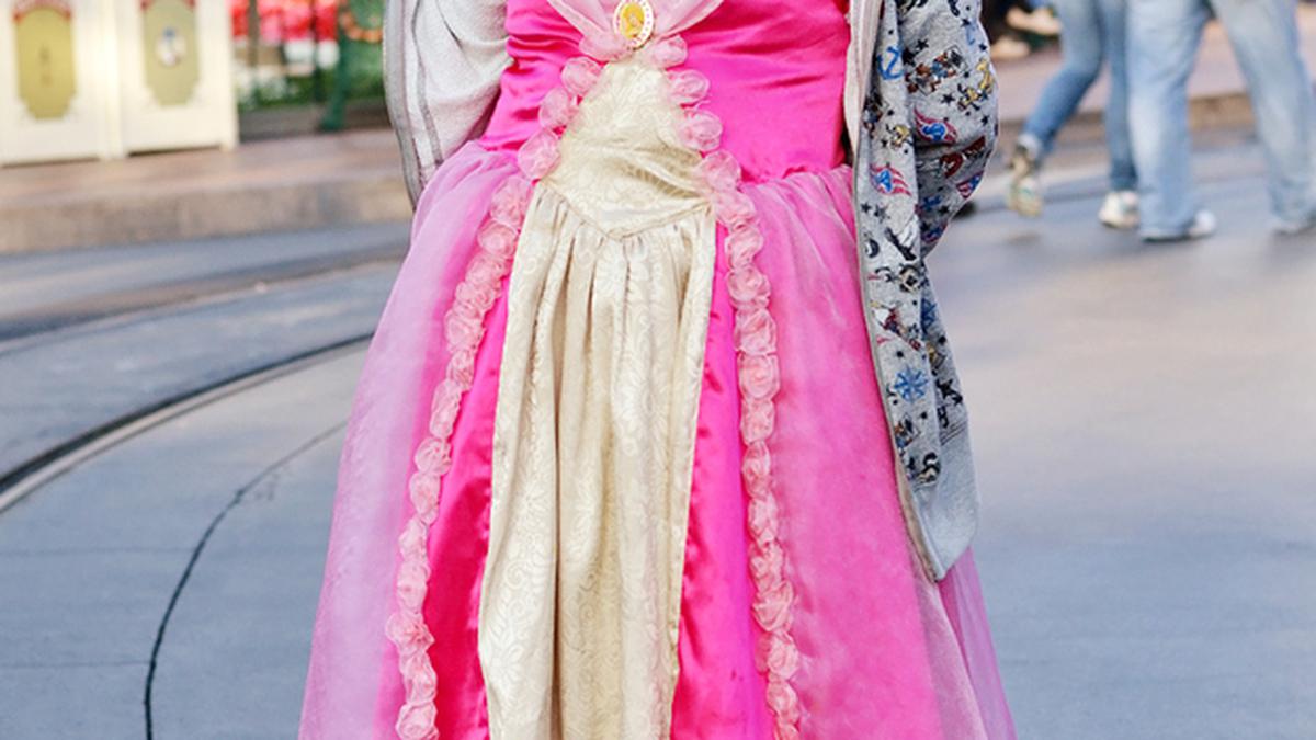 Foto Putri Disney Versi Mini Di Disneyland - Photo Fimela.com