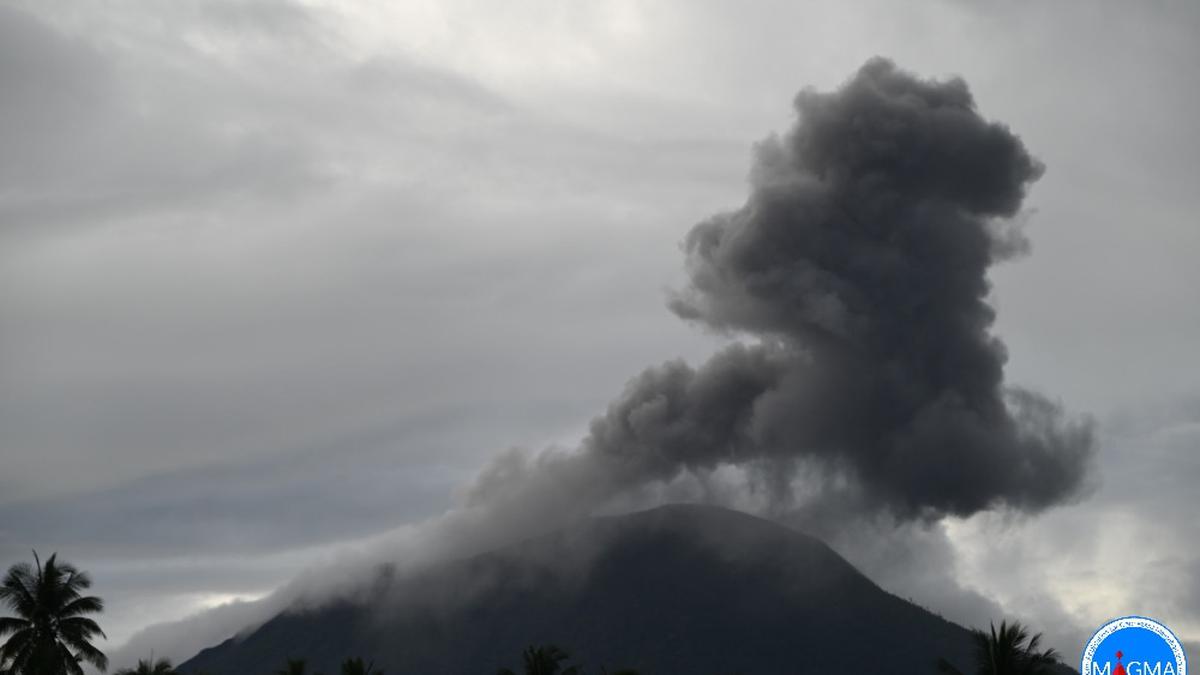 Gunung Ibu Erupsi Lagi, Semburkan Abu Vulkanik 800 Meter ke Arah Barat Daya - Regional Liputan6.com