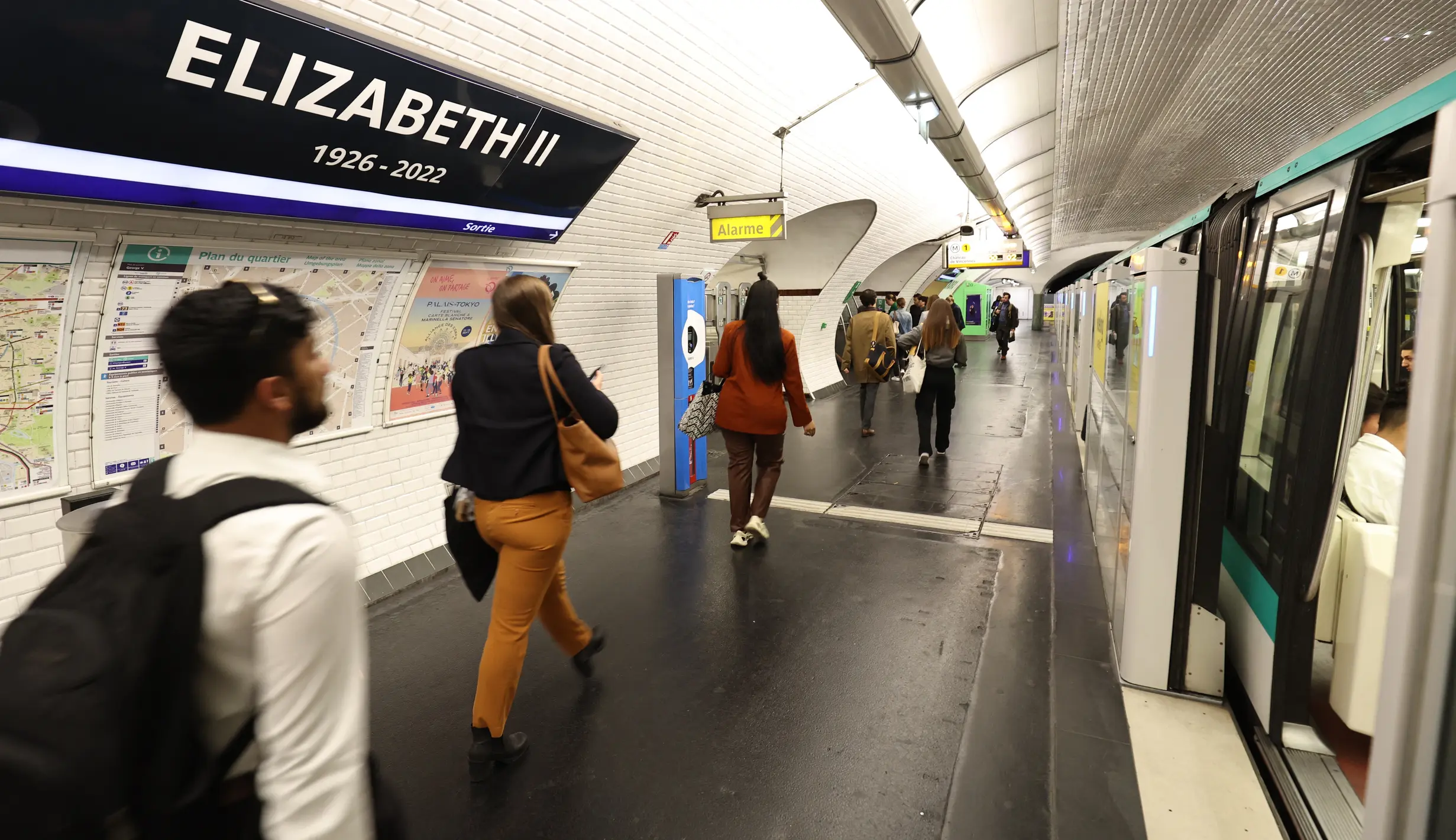 Stasiun Metro Paris George V Memberi Penghormatan untuk Ratu Elizabeth ...