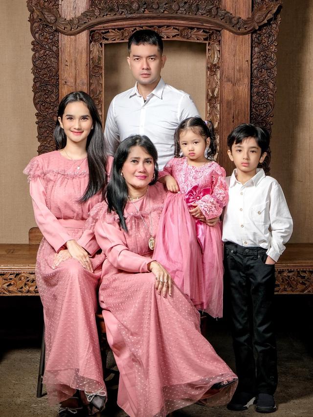 7 Pemotretan Keluarga Faby Marcelia Bersama Buah Hati yang Selalu ...