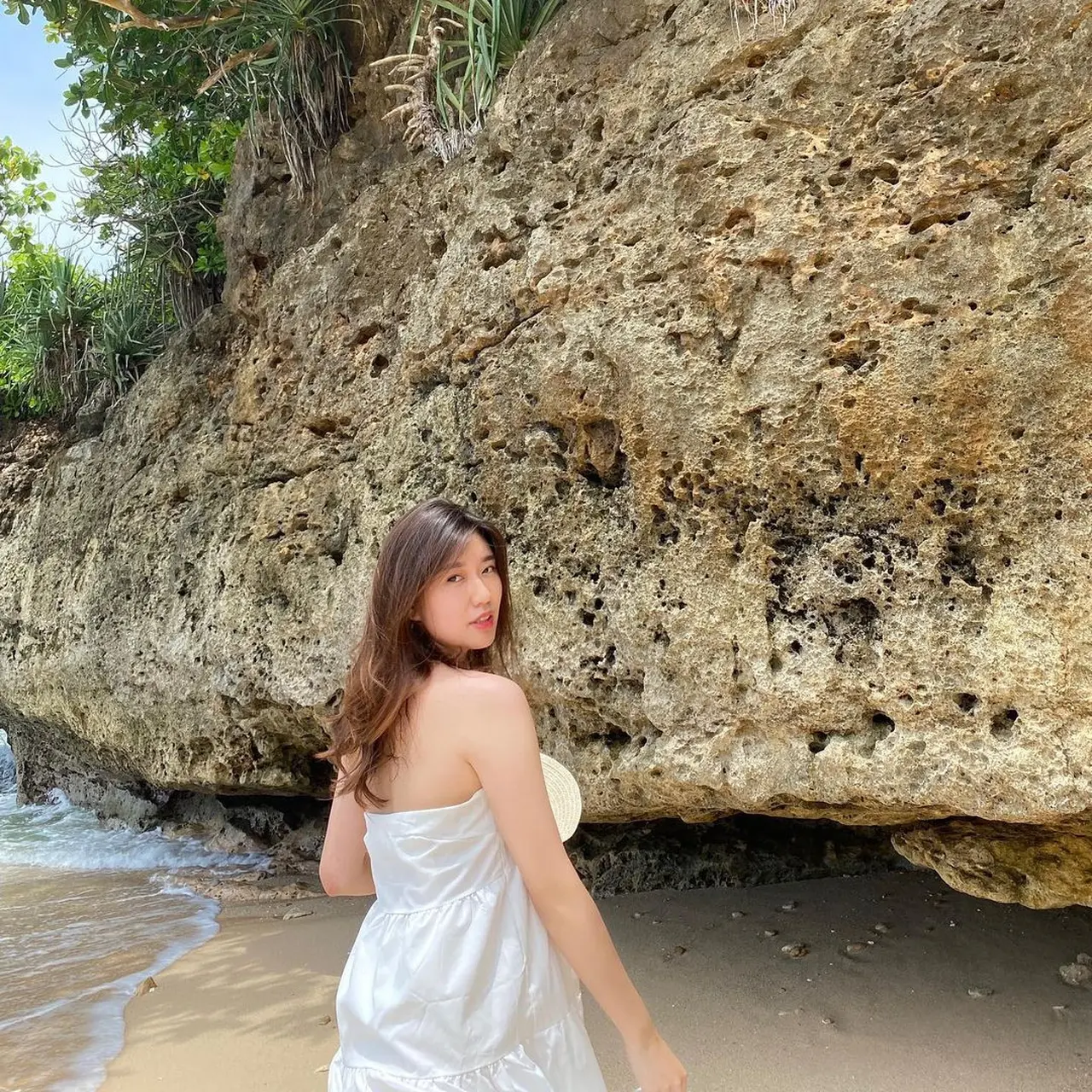 6 Potret Terbaru Hanna Sutiono Eks JKT48 Saat Liburan ke Pantai Ini ...