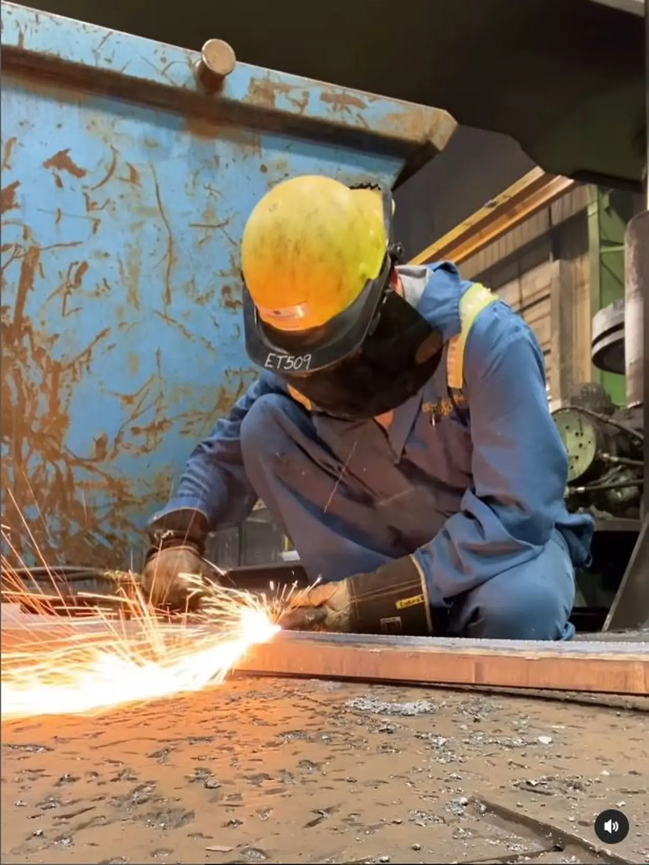 6 Potret Terbaru Tengku Firmansyah Jadi Tukang Besi di Kanada, Lengkap ...