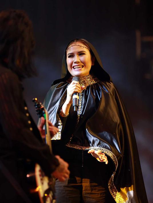 Cantiknya Nicky Astria Si 'Lady Rocker' Berhijab - Photo Fimela.com
