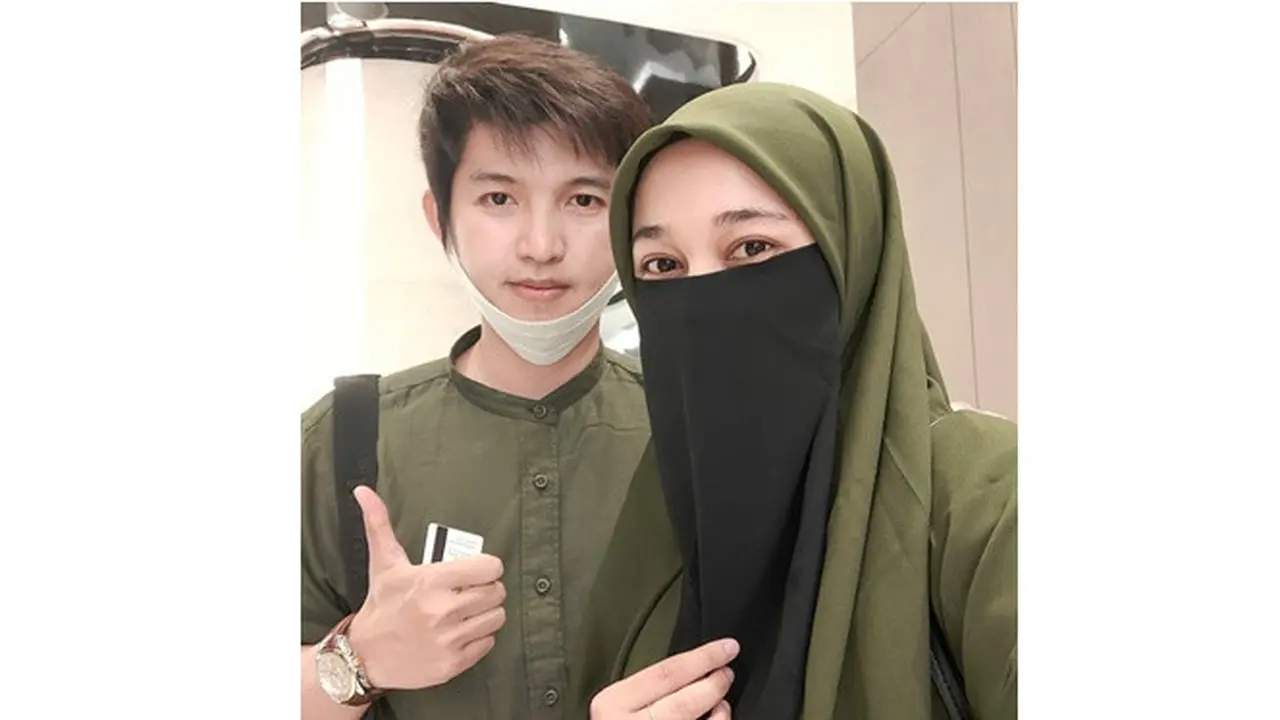 6 Potret Manis Kebersamaan Ustaz Dennis Lim dan Istri, Bikin Iri ...