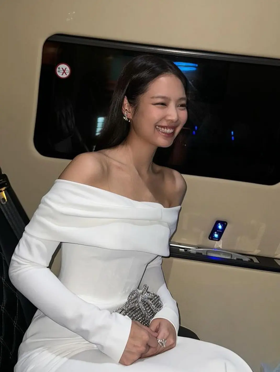 6 Gaya Jennie Blackpink Kenakan Gaun Pengantin Putih saat Hadir di ...