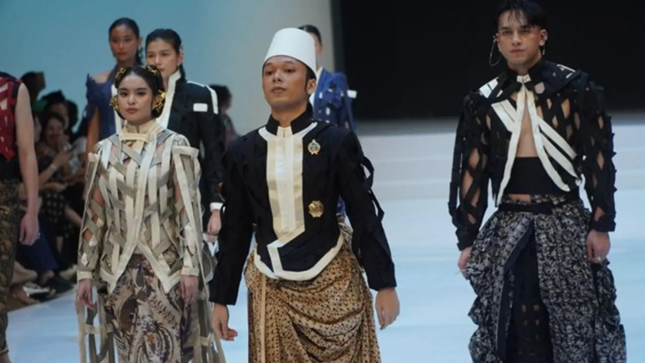 Saat Syandria Kameron dan Jefri Nichol hadir Jadi Muse Koleksi Desainer House Of Radinindra di ...